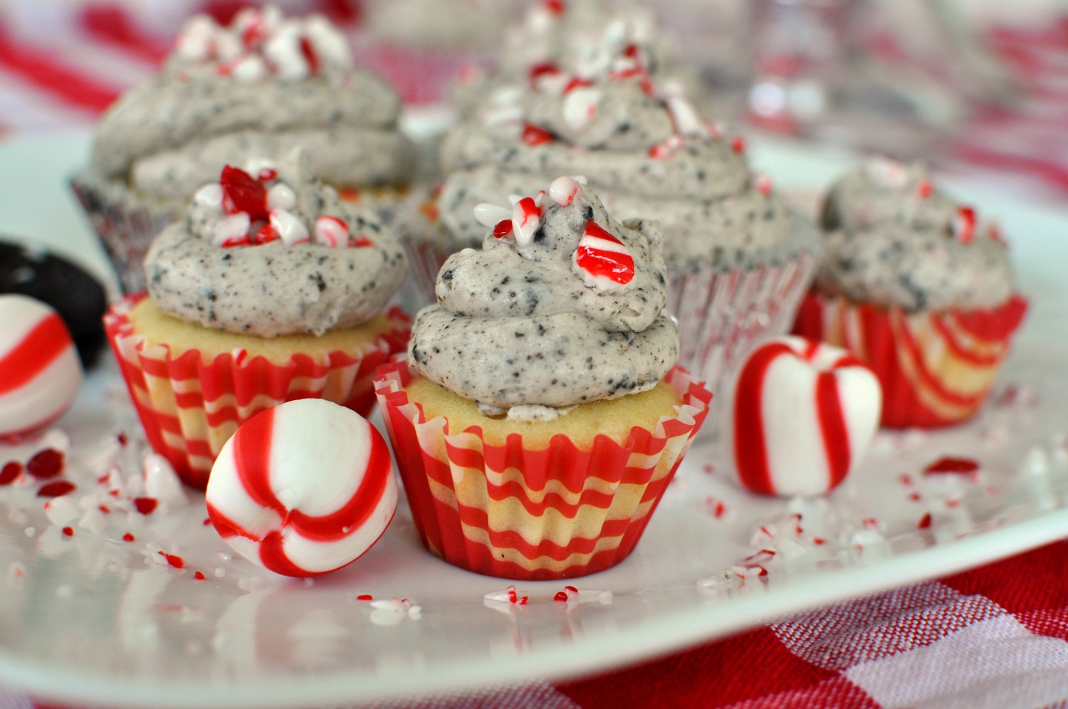 Perfect Vanilla Peppermint Cupcakes with Peppermint Oreo Frosting ...